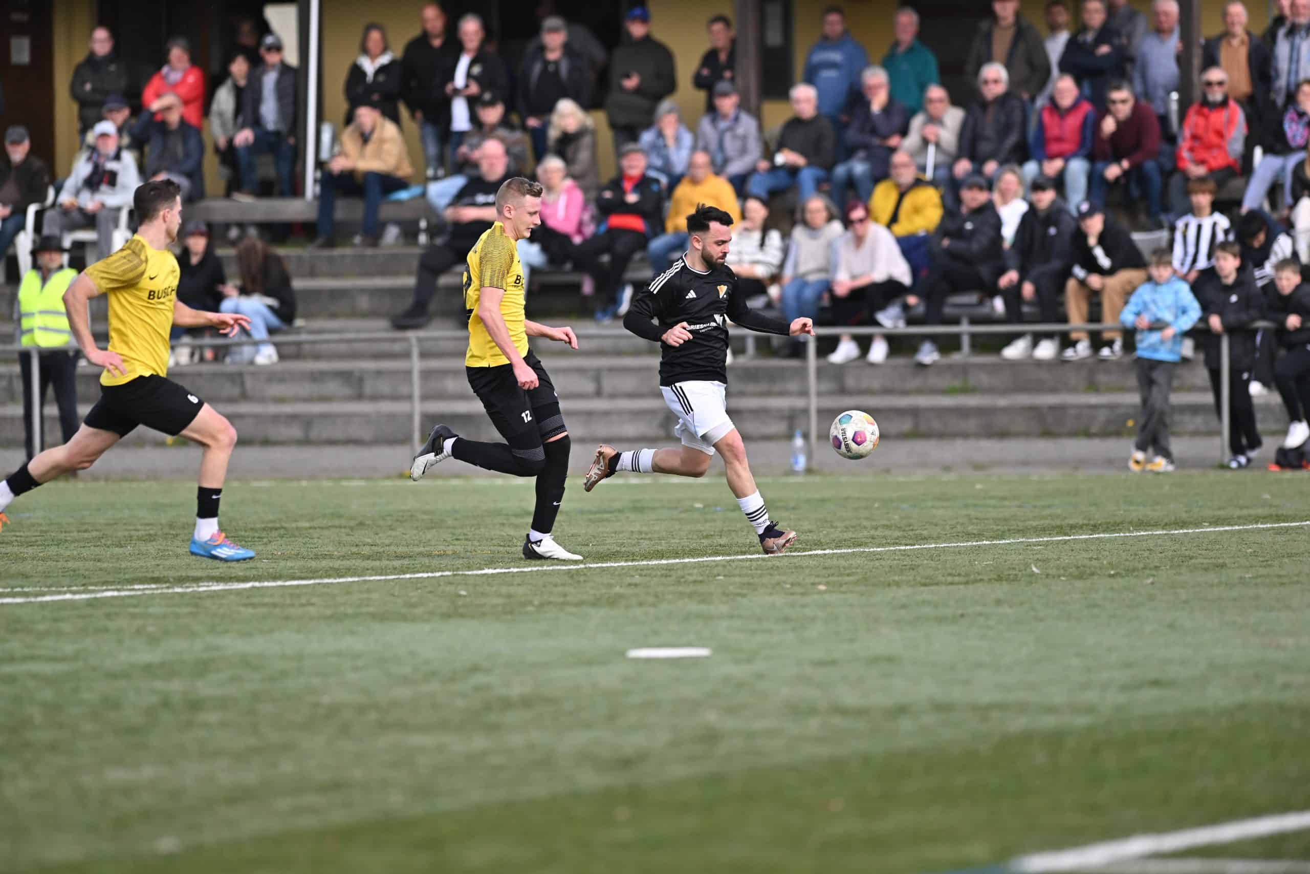 Drei Szenen der beim SC Wyhl bezogenen dritten Saisonniederlage – SV 08 ...